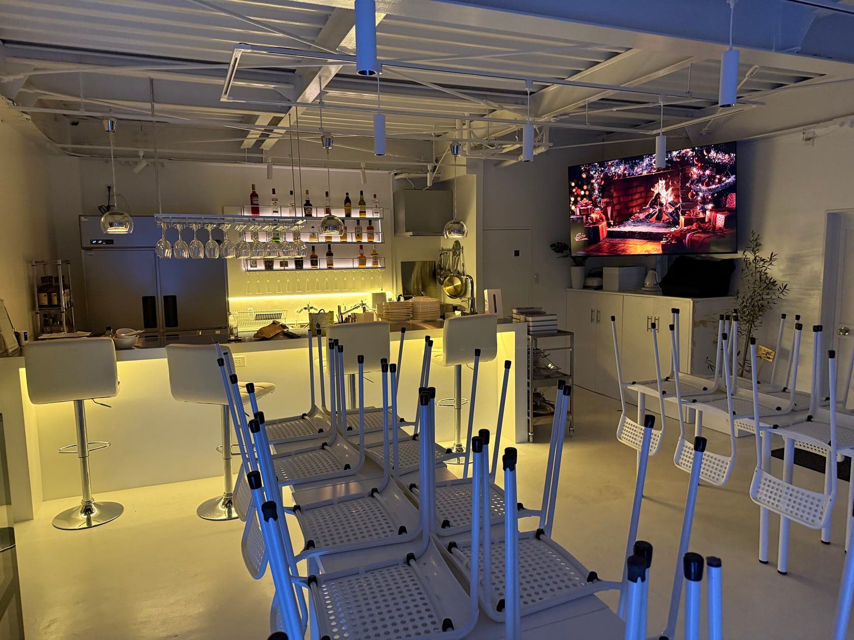 【千葉・幕張】白を基調とした洗練空間｜飲食営業許可取得済みのレンタルスペースの写真7