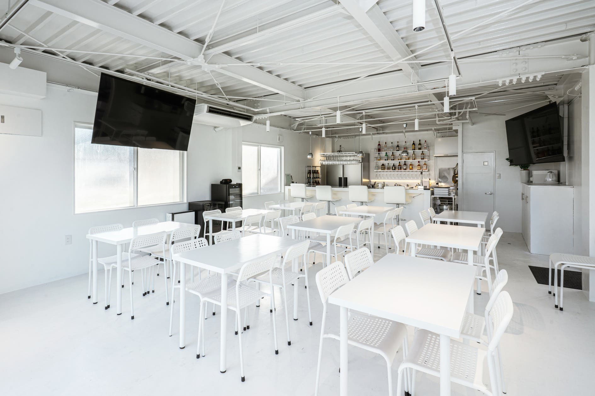 【千葉・幕張】白を基調とした洗練空間｜飲食営業許可取得済みのレンタルスペースの写真2