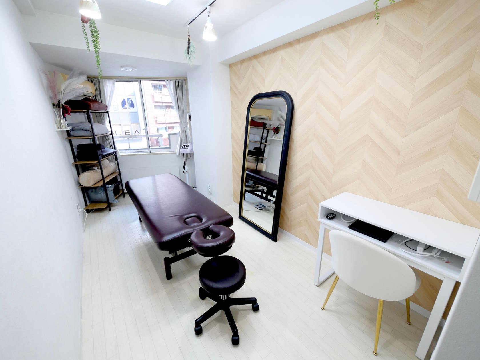 【JR新宿駅2分】新宿西口駅10秒の超駅近🚶｜地域最安🉐｜電動昇降ベット｜洗練された清潔感のある内装｜備品全て無料☘️｜の写真1