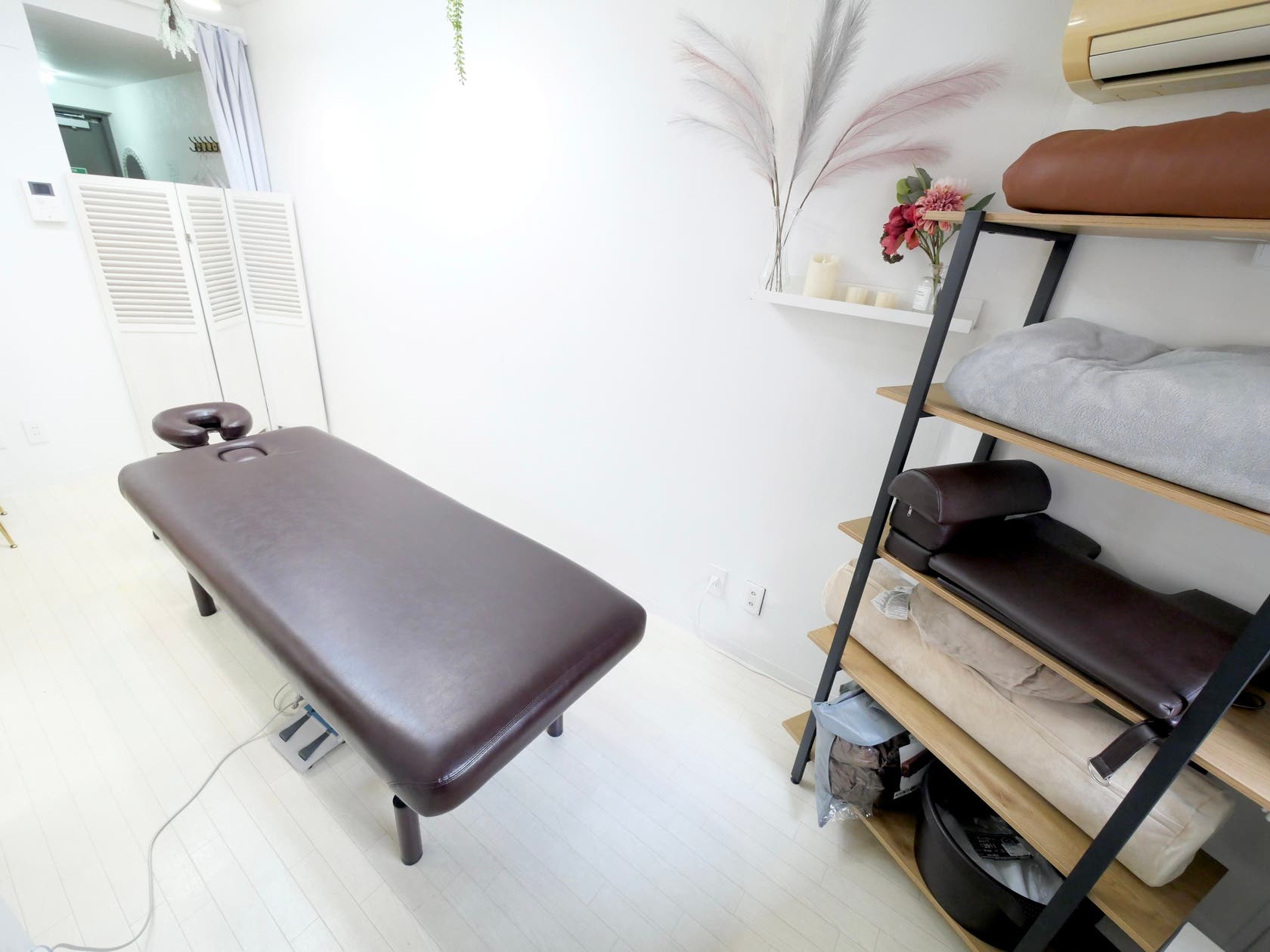 【JR新宿駅2分】新宿西口駅10秒の超駅近🚶｜地域最安🉐｜電動昇降ベット｜洗練された清潔感のある内装｜備品全て無料☘️｜の写真6