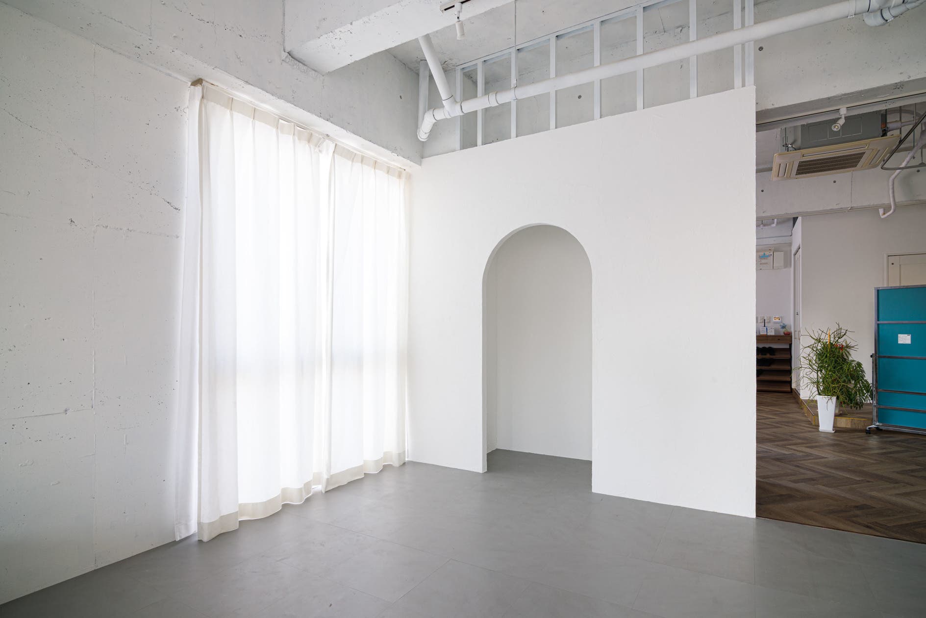 【湖北駅南口から徒歩約1分】アーチが特徴的な漆喰壁、シックな雰囲気が撮影できる壁が特徴的なスタジオの写真18