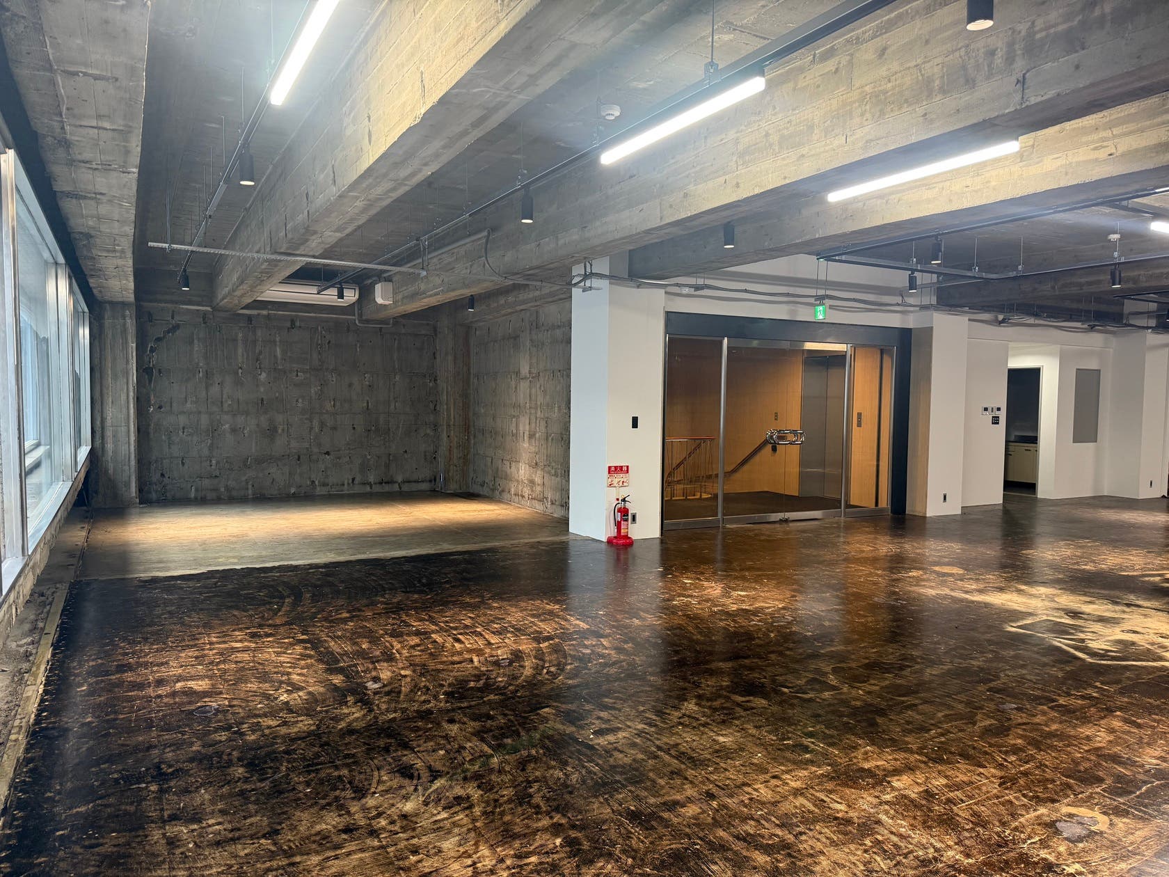 大阪本町駅近のコンクリートのレンタルスペースの写真2