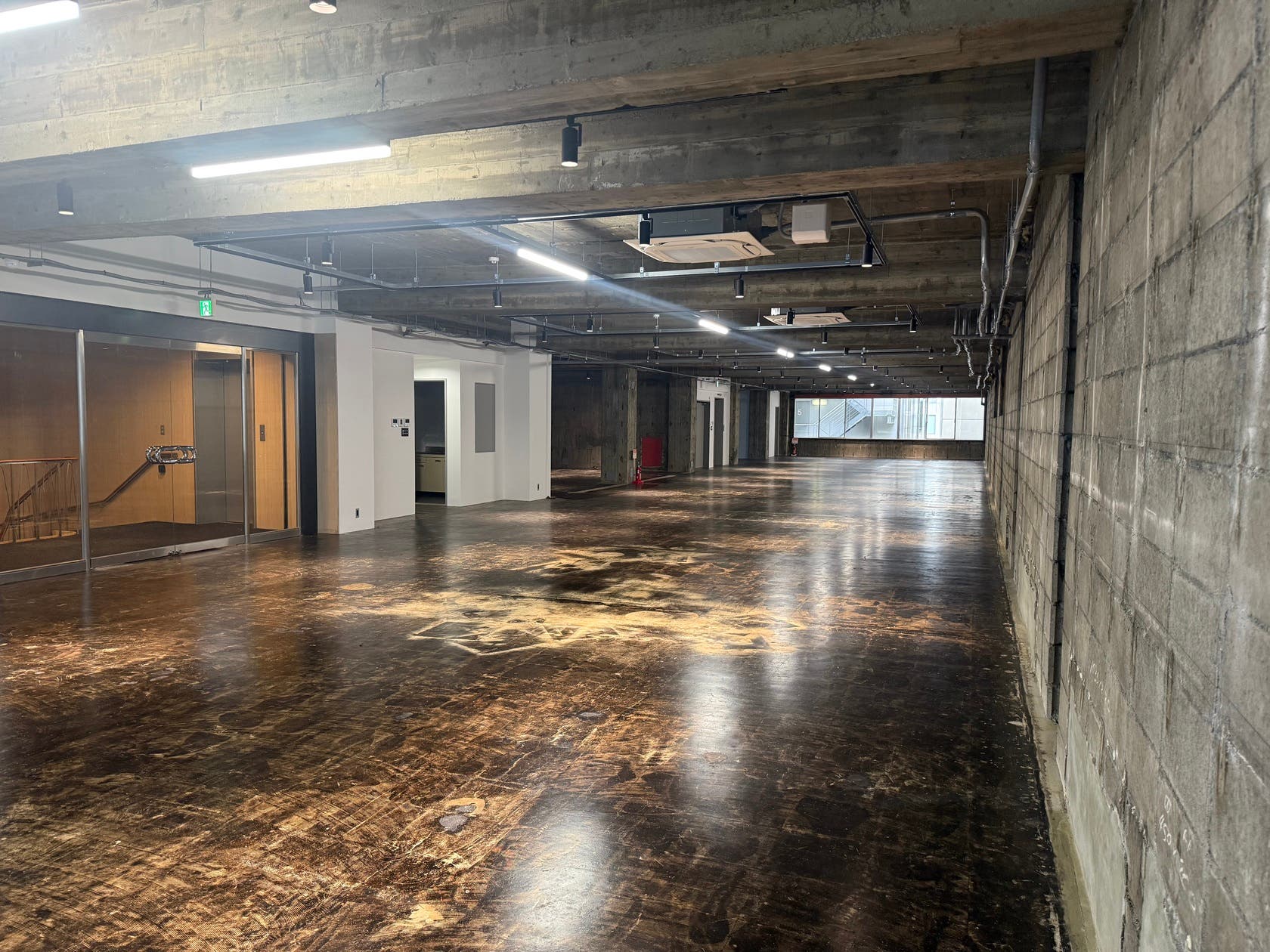 大阪本町駅近のコンクリートのレンタルスペースの写真3