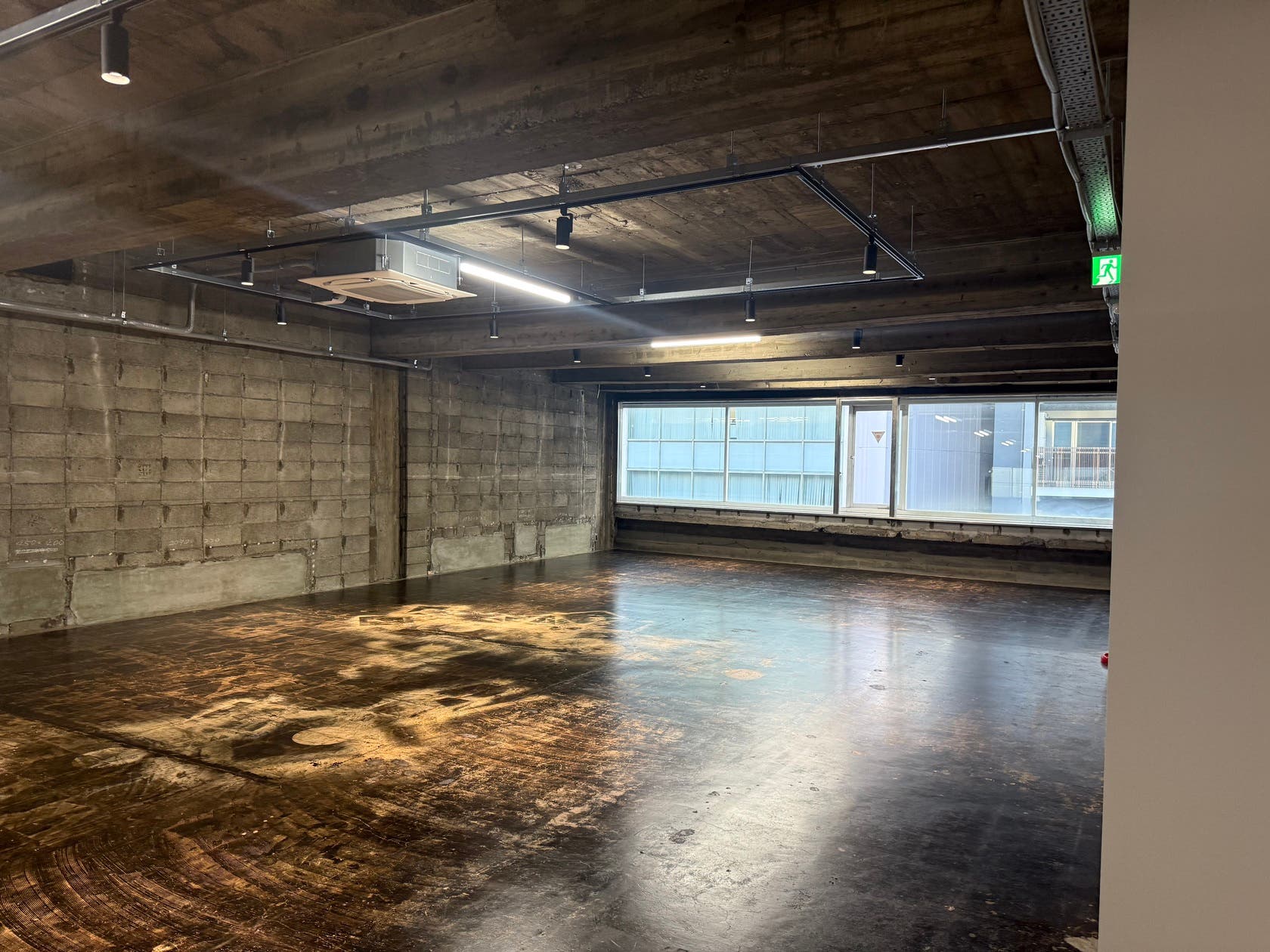 大阪本町駅近のコンクリートのレンタルスペースの写真5