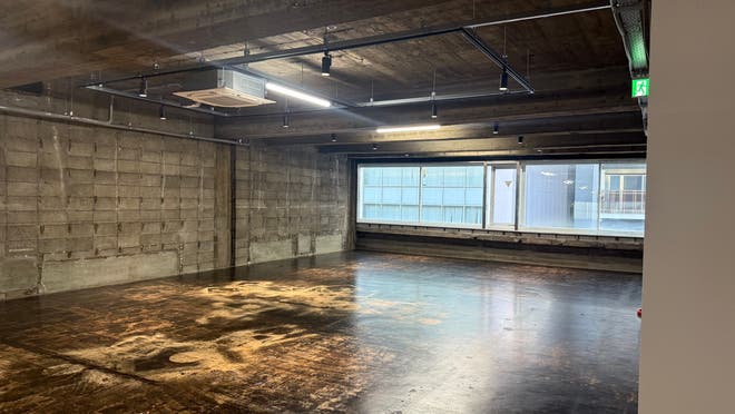 大阪本町駅近のコンクリートのレンタルスペースの写真5