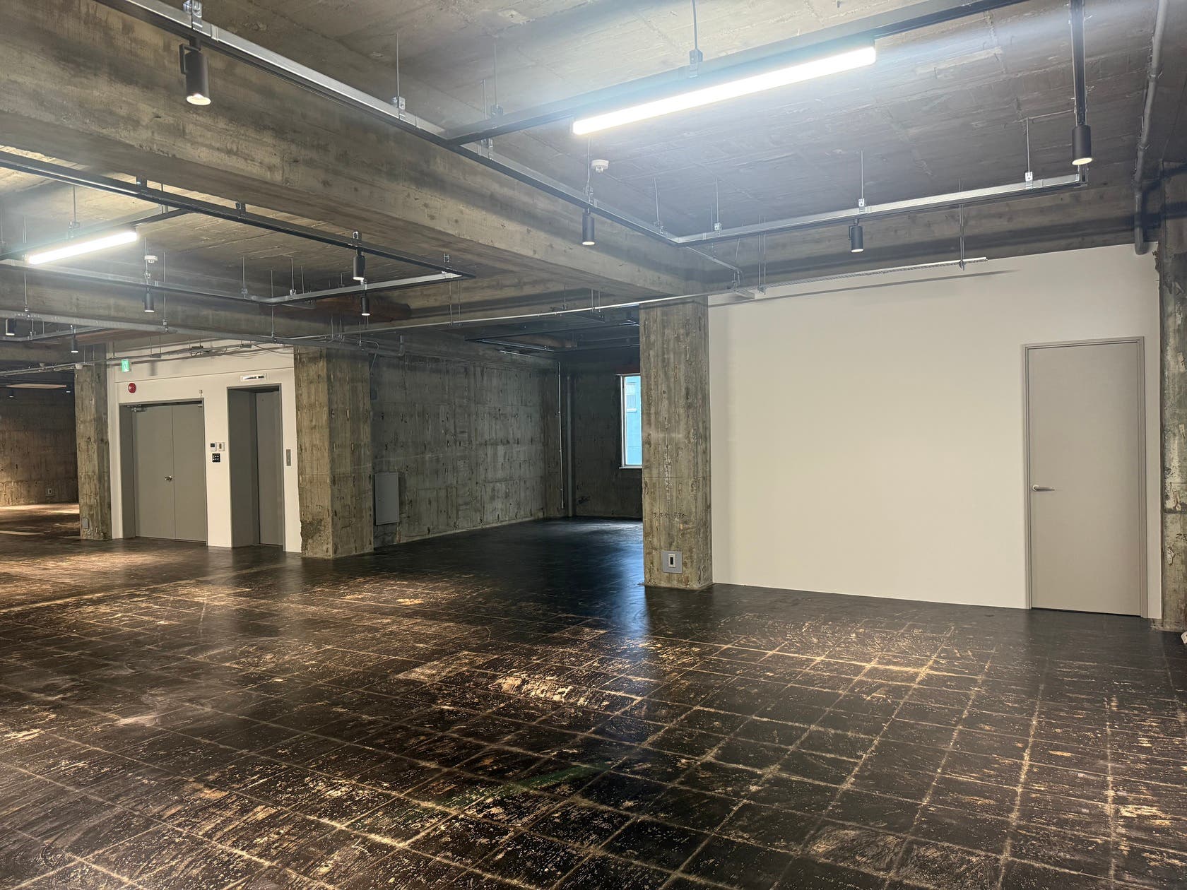 大阪本町駅近のコンクリートのレンタルスペースの写真6