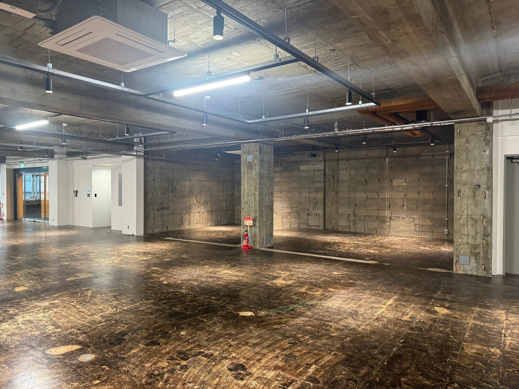 大阪本町駅近のコンクリートのレンタルスペースの写真9