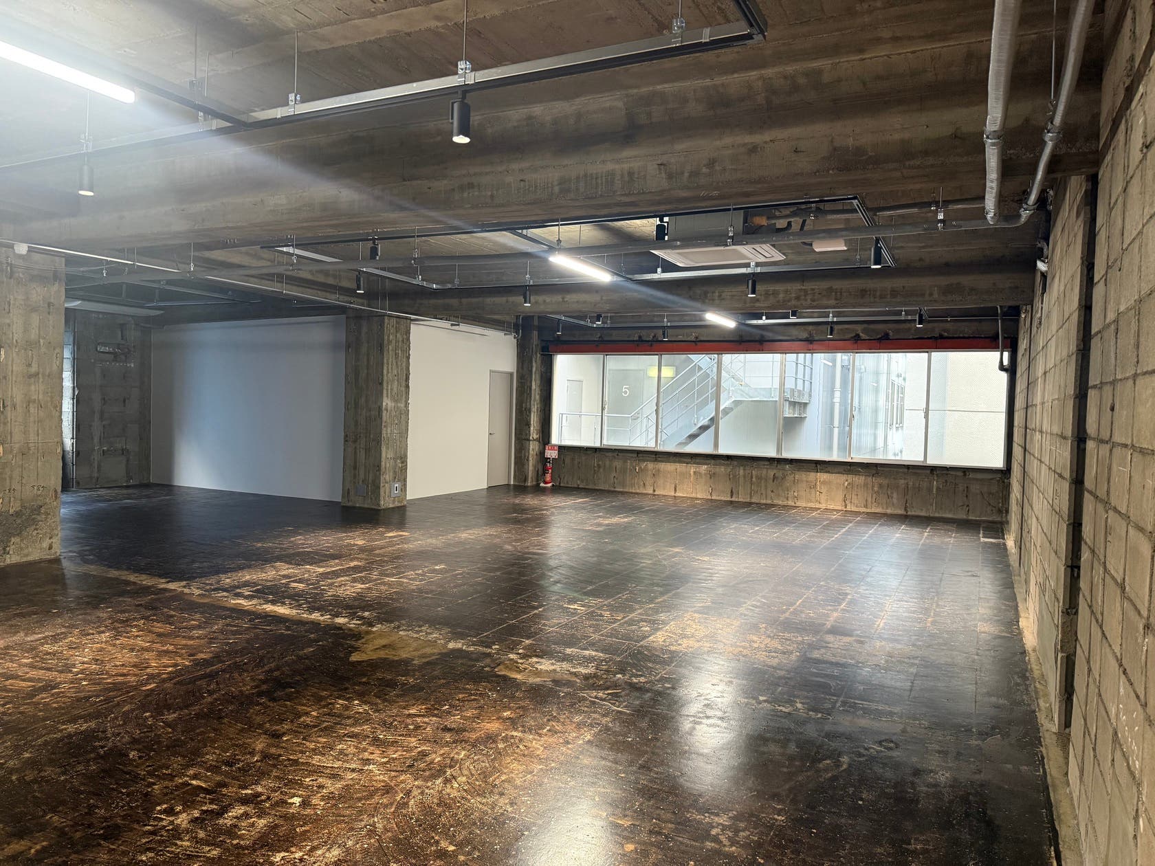 大阪本町駅近のコンクリートのレンタルスペースの写真10