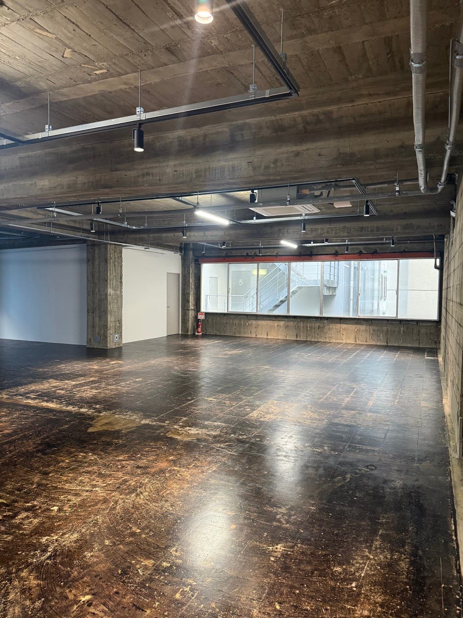 大阪本町駅近のコンクリートのレンタルスペースの写真11