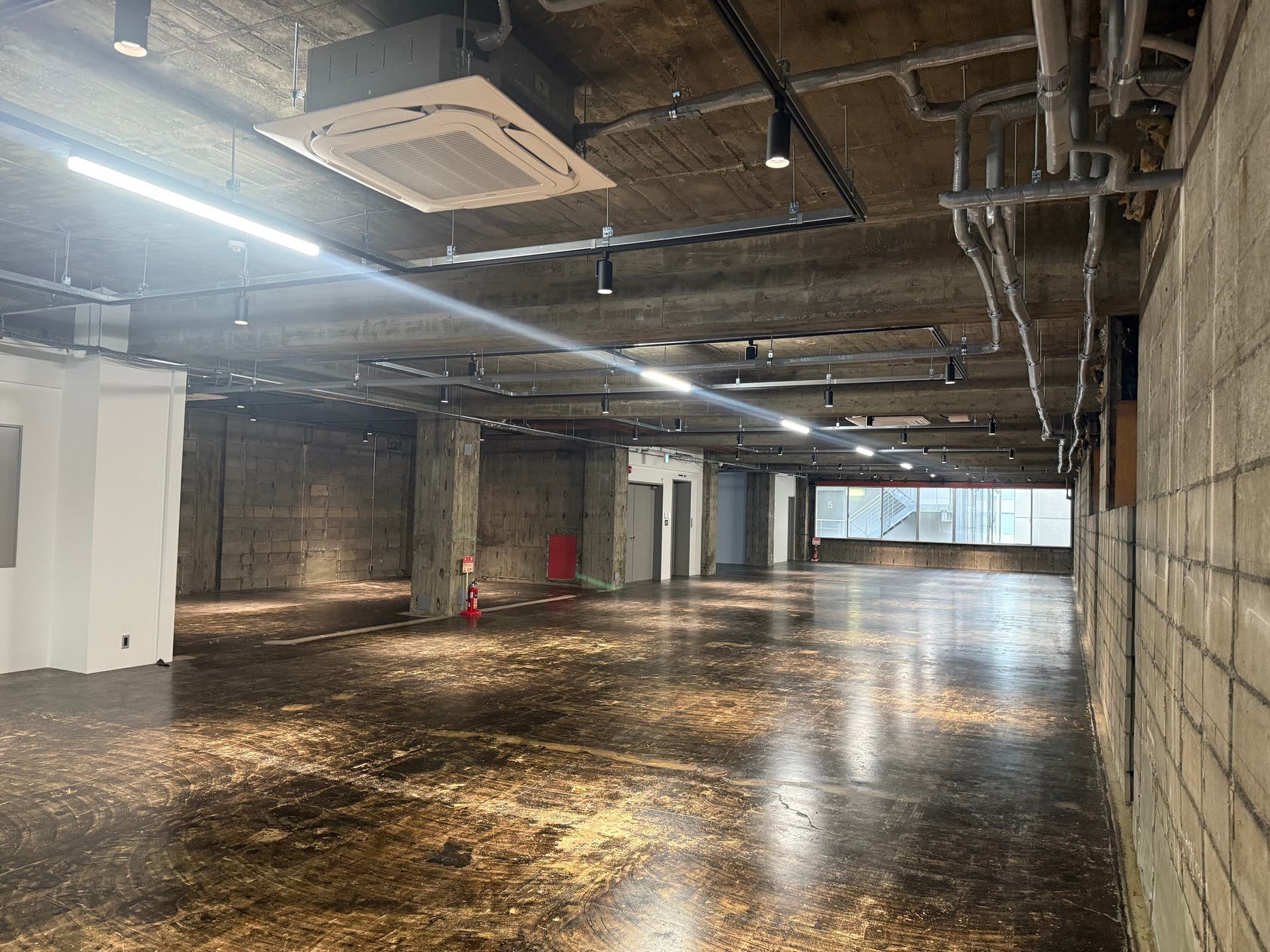 大阪本町駅近のコンクリートのレンタルスペースの写真4