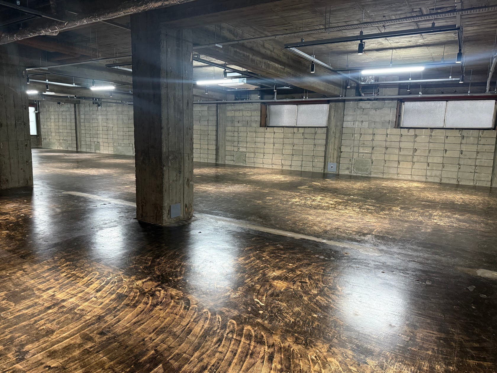 大阪本町駅近のコンクリートのレンタルスペースの写真7