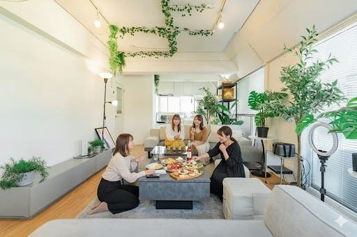 池袋駅徒歩5分🚶‍♂️最大12名◎交流会・懇親会に最適✨女子会・推し活🍃映画鑑賞🎥コスプレ撮影📷自然光×ポートレート🌟の写真2