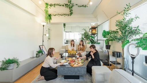 池袋駅徒歩5分🚶♂️最大12名◎交流会・懇親会に最適✨女子会・推し活🍃映画鑑賞🎥コスプレ撮影📷自然光◎バレンタイン🍫の写真2