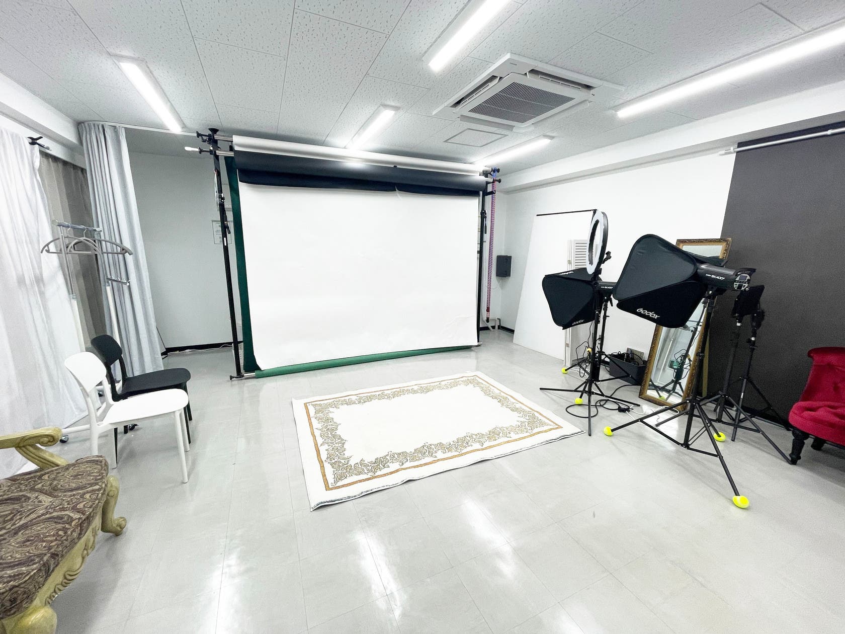 ストロボ等使用無料! カメラ一つで撮影が出来る本格フォトスタジオ!白ホリ背景紙・10パターンの無料背景布無料提供!路面店!の写真4