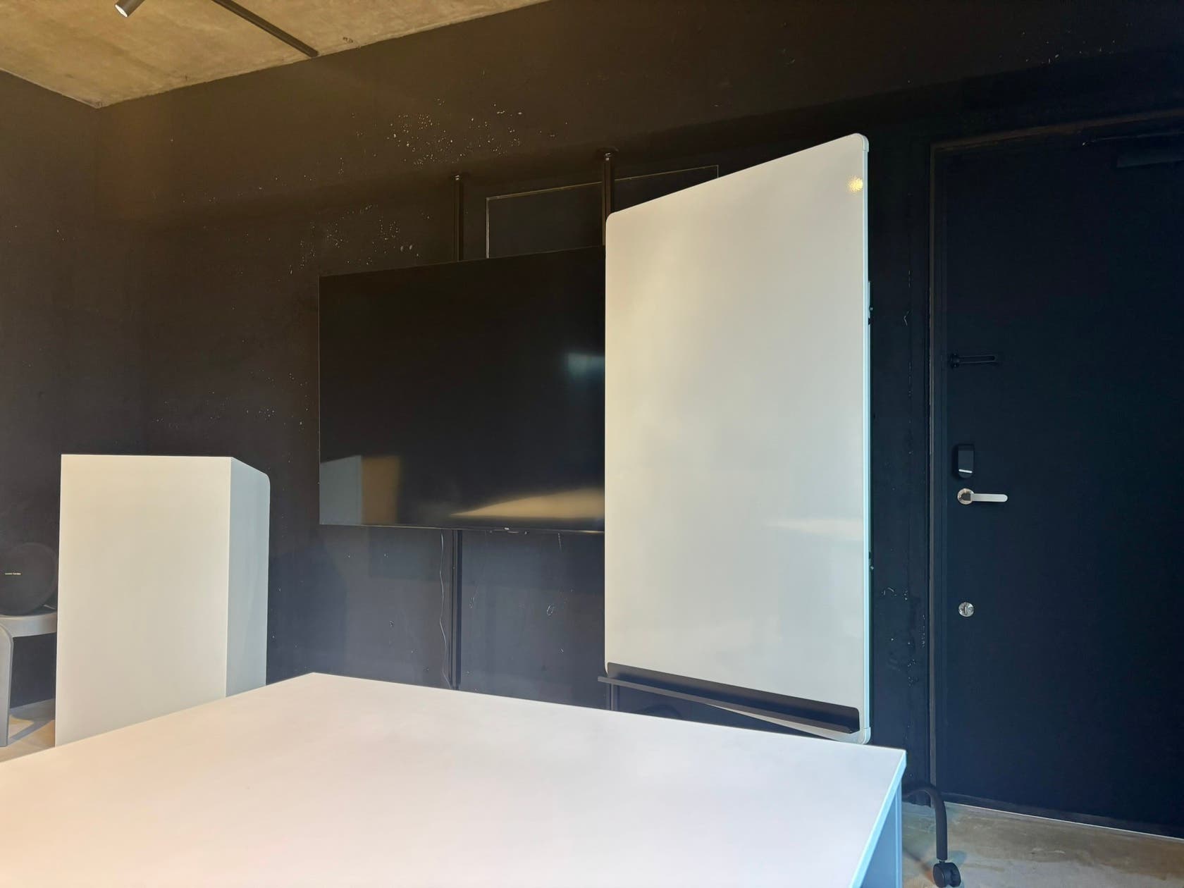 ＜2025年11月オープン＞着座で最大20名まで利用可！イベント、セミナー、撮影、懇親会などに利用！大型モニター2台ありの写真6