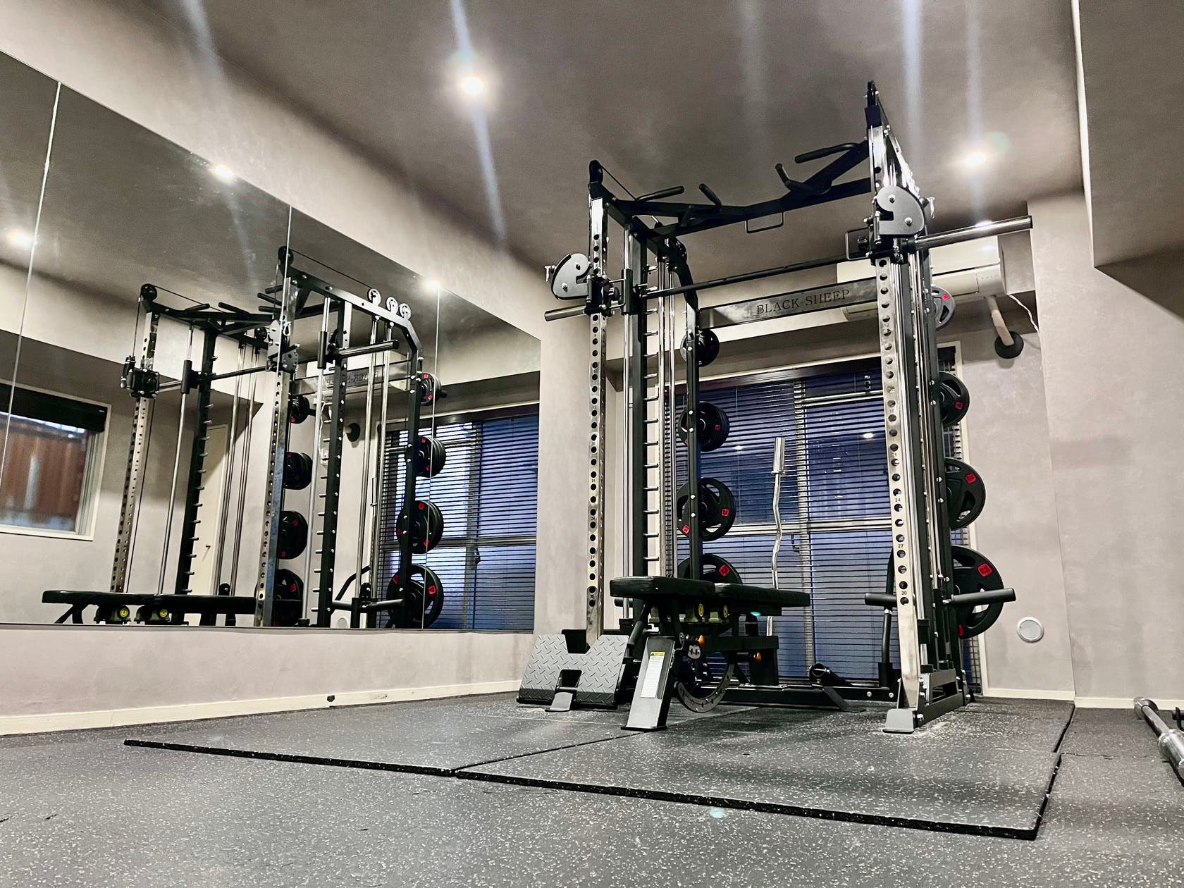 🌿海外風お洒落なレンタルジム🌿圧倒的な清潔感と広々空間で快適なトレーニングに！の写真1