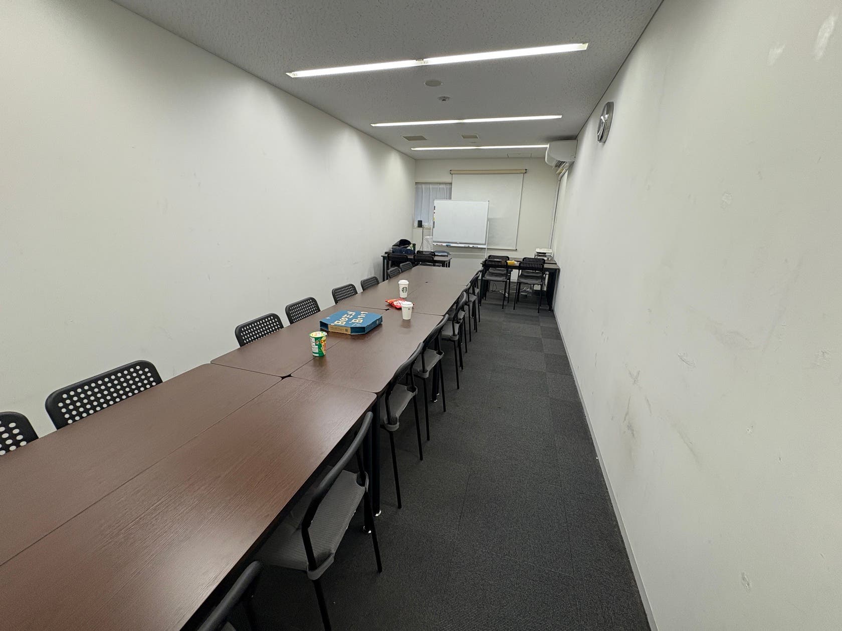 【三ノ宮駅から近い！設備全て無料！】会議・セミナー・研修・商談・最大30名＋Wi-Fi・65インチTVモニター完備の写真3