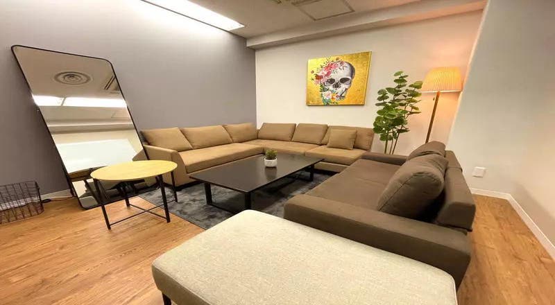 駅直結！横浜駅徒歩30秒｜最大7名｜ビジネス、懇親会の利用に最適！ルーム『シナモン』※旧4H