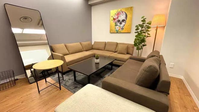 駅直結!横浜駅徒歩30秒|最大7名|ビジネス、懇親会の利用に最適!ルーム『シナモン』※旧4Hの写真1