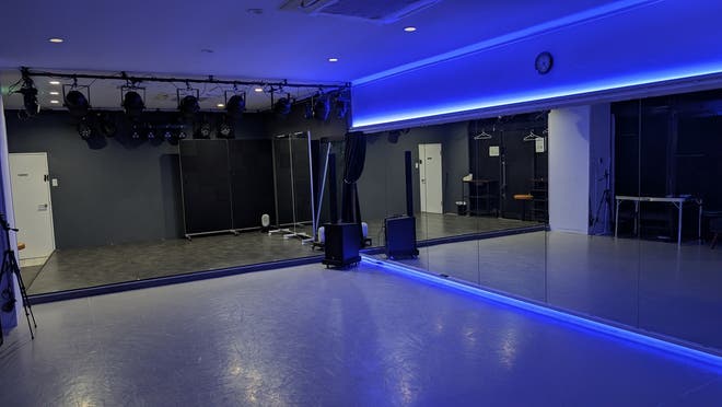ステージ付きスタジオでダンス等の練習、リハーサル、撮影に!の写真1
