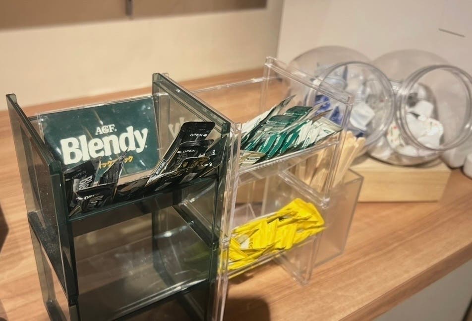 新橋駅徒歩2分！コワーキング席】有人受付/落ち着いた雰囲気/Wi-Fi/モニター/ドリンクバー完備の写真11