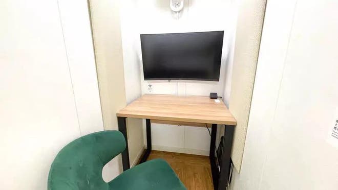 〈駅直結!横浜駅徒歩30秒|1名個室〉作業や勉強、面接、ゲーム、オンラインMTGに最適な『防音室01』の写真1