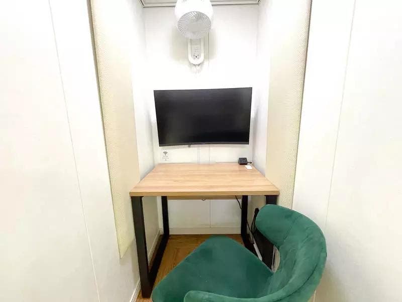 〈駅直結！横浜駅徒歩30秒｜1名個室〉作業や勉強、面接、ゲーム、オンラインMTGに最適な『防音室01』の写真3