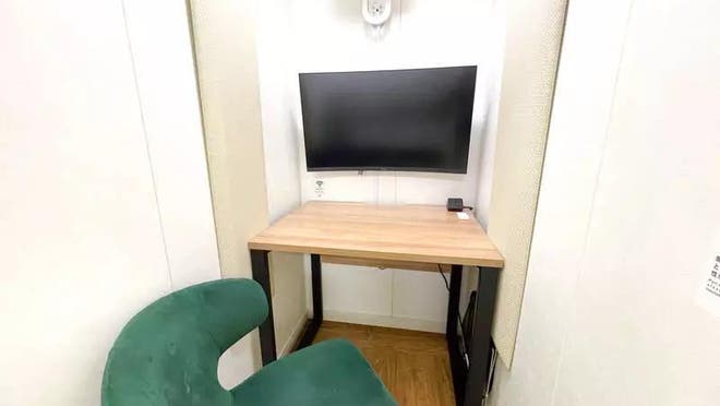 〈駅直結!横浜駅徒歩30秒|1名個室〉作業や勉強、面接、ゲーム、オンラインMTGに最適な『防音室02』の写真2