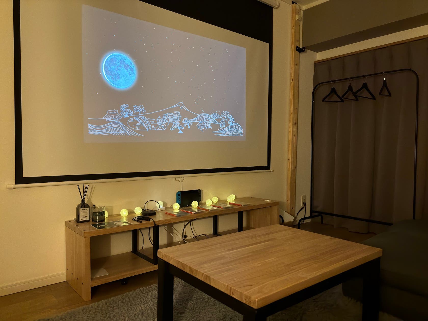 【4人まで料金一律＆出入自由】高崎駅繁華街すぐ近く♪プロジェクター付きレンタルスペース♪映画📽️ゲーム🎮を楽しもう♪の写真1