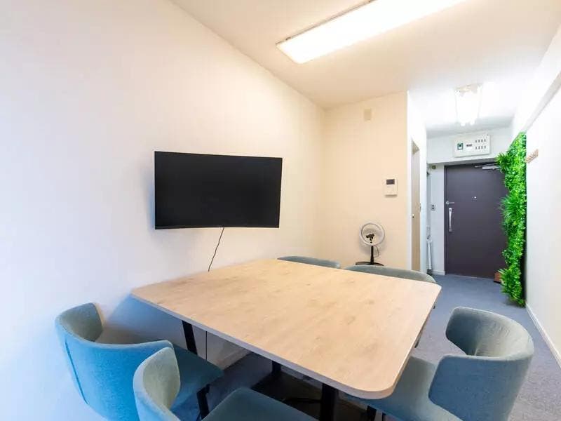 JR新宿駅徒歩4分｜新宿西口駅徒歩2分｜最大5名｜会議、商談、勉強会、ボードゲーム、レッスンの利用に最適！の写真1