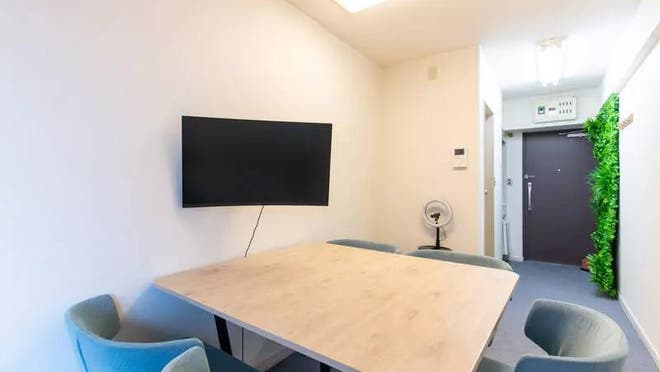 JR新宿駅徒歩4分|新宿西口駅徒歩2分|最大5名|会議、商談、勉強会、ボードゲーム、レッスンの利用に最適!の写真1