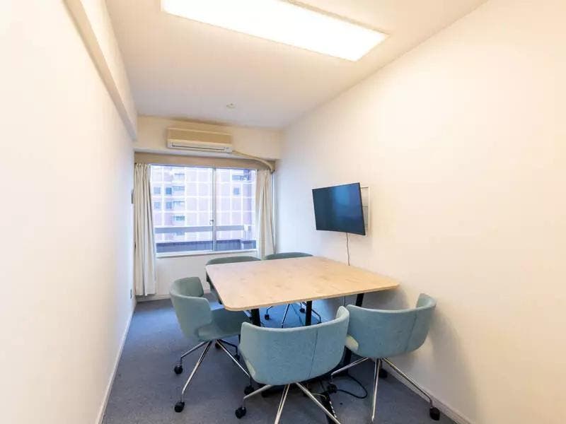 JR新宿駅徒歩4分｜新宿西口駅徒歩2分｜最大5名｜会議、商談、勉強会、ボードゲーム、レッスンの利用に最適！の写真2