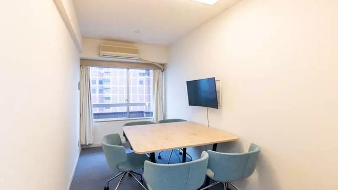 JR新宿駅徒歩4分|新宿西口駅徒歩2分|最大5名|会議、商談、勉強会、ボードゲーム、レッスンの利用に最適!の写真2