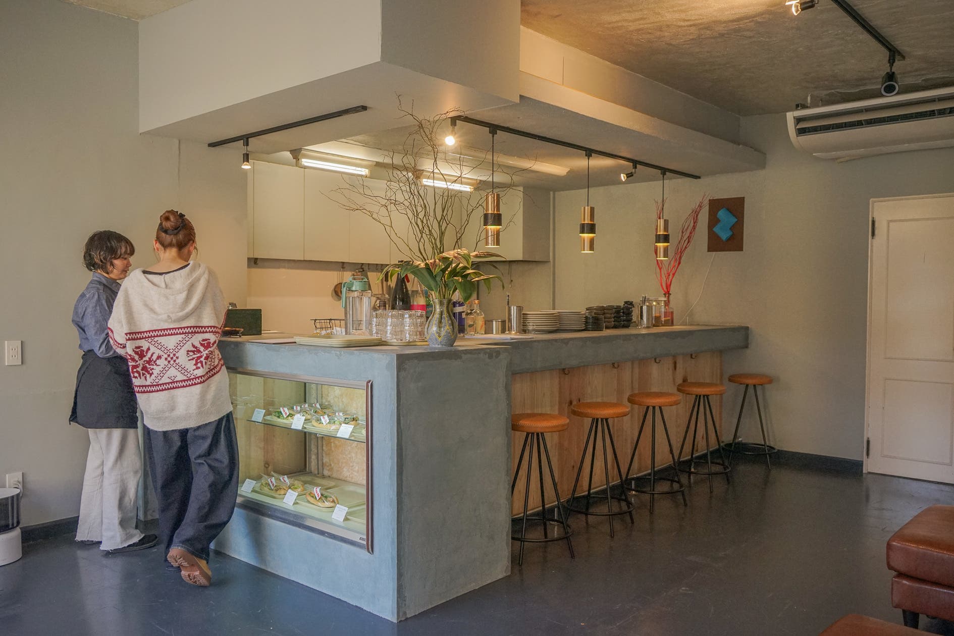 午前中照明いらず。自然光が差し込み、青のモールテックスが映える撮影空間の写真1