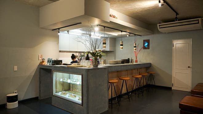 午前中照明いらず。自然光が差し込み、青のモールテックスが映える撮影空間の写真12