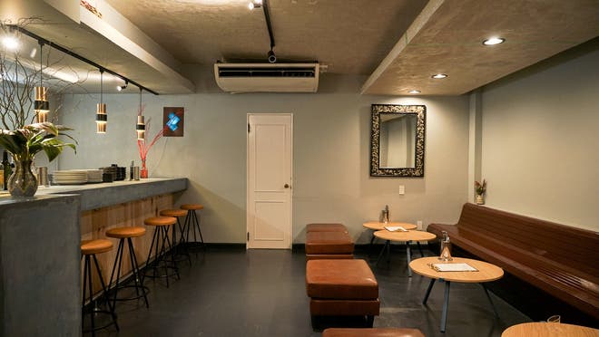 午前中照明いらず。自然光が差し込み、青のモールテックスが映える撮影空間の写真13