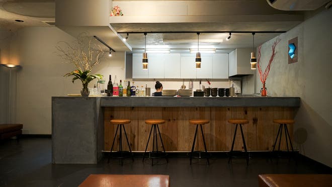 午前中照明いらず。自然光が差し込み、青のモールテックスが映える撮影空間の写真15