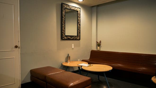 午前中照明いらず。自然光が差し込み、青のモールテックスが映える撮影空間の写真16