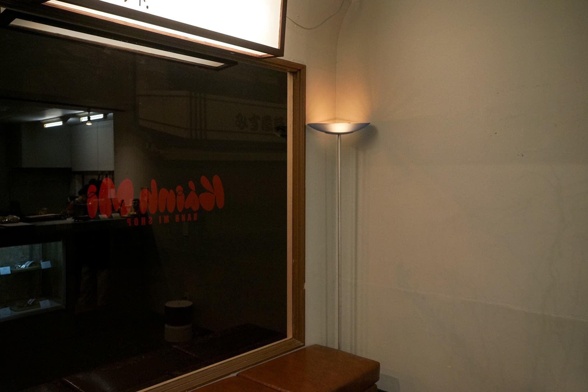 午前中照明いらず。自然光が差し込み、青のモールテックスが映える撮影空間の写真18