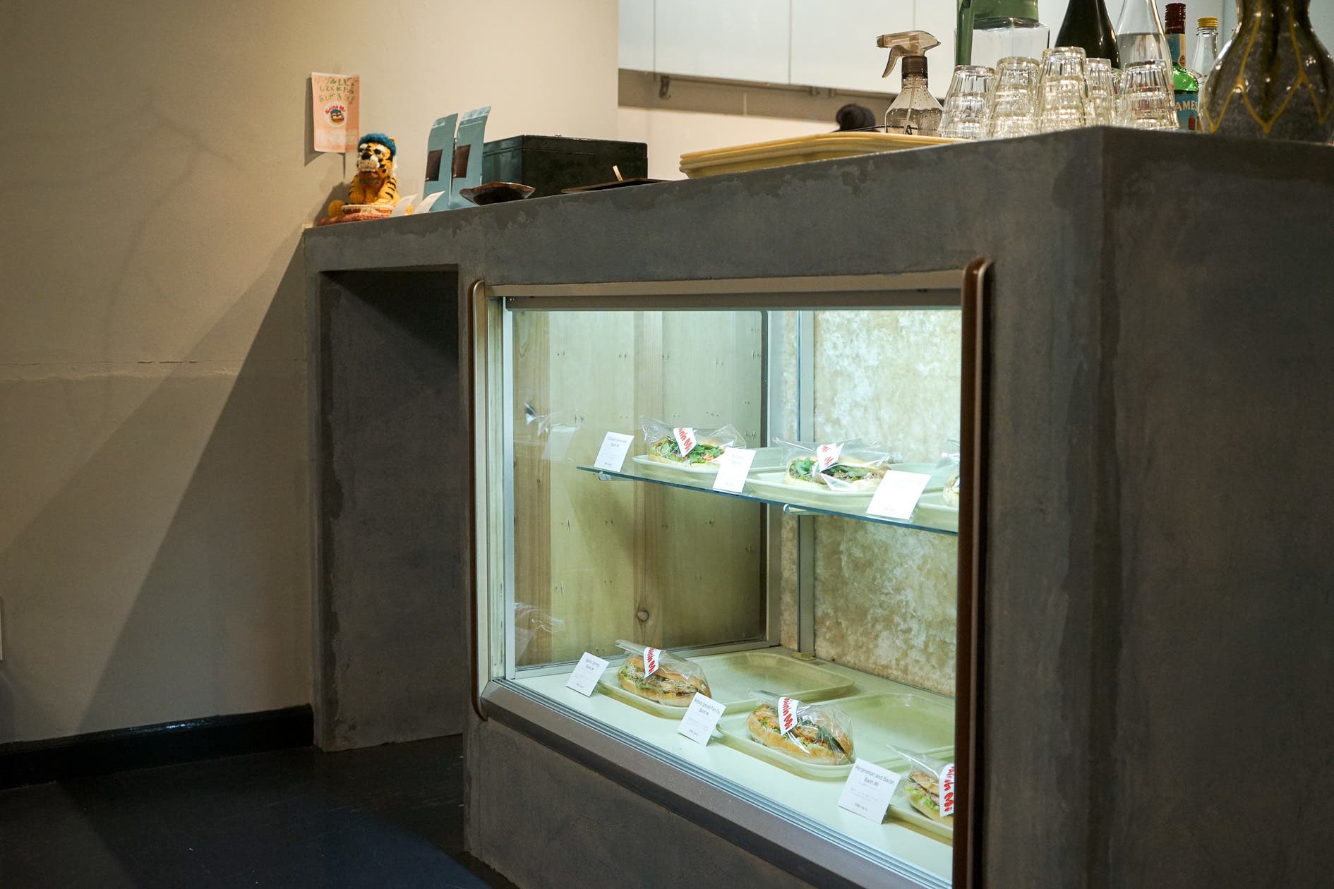 午前中照明いらず。自然光が差し込み、青のモールテックスが映える撮影空間の写真19