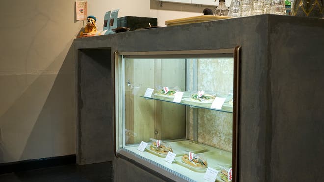 午前中照明いらず。自然光が差し込み、青のモールテックスが映える撮影空間の写真19