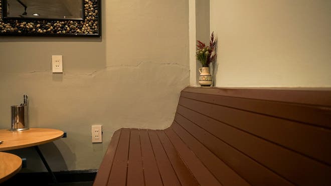 午前中照明いらず。自然光が差し込み、青のモールテックスが映える撮影空間の写真20