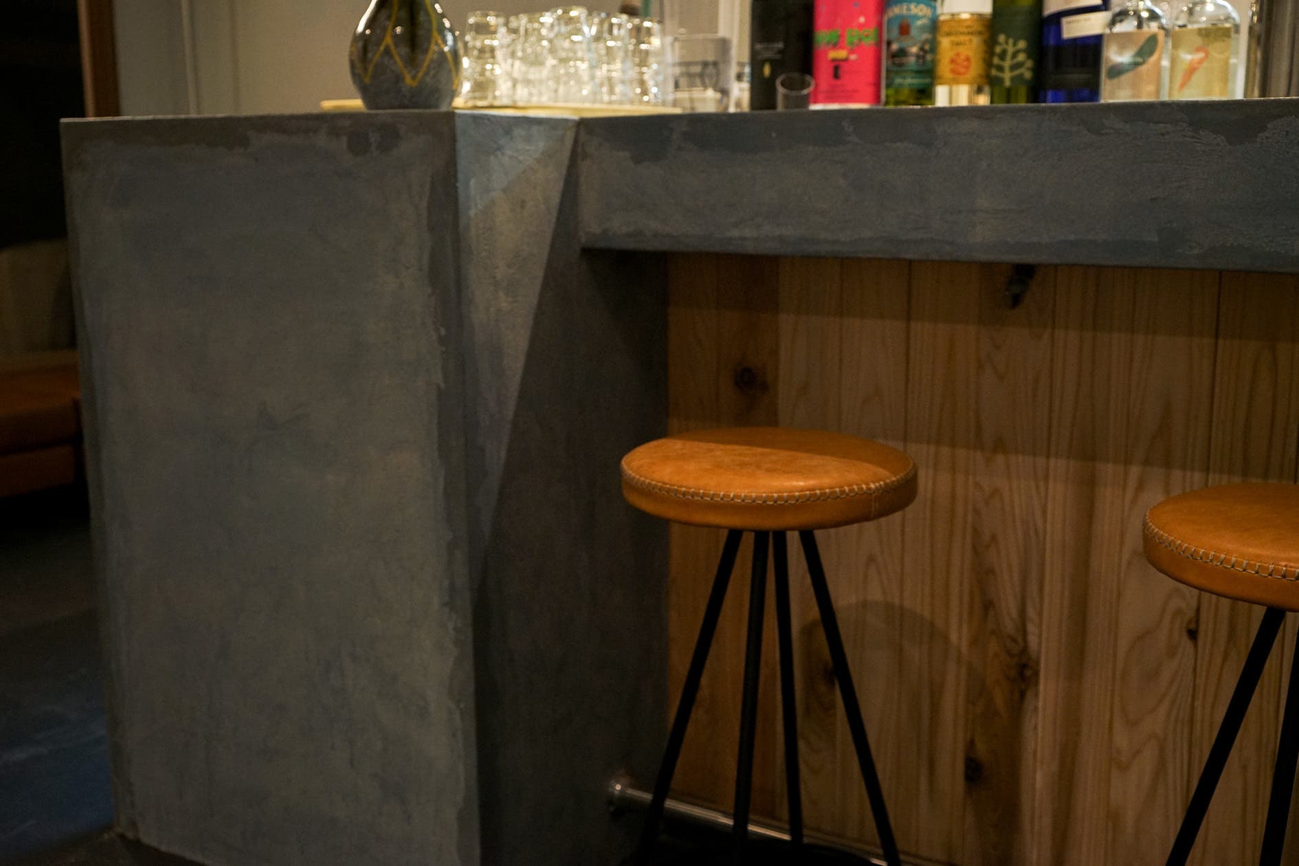 午前中照明いらず。自然光が差し込み、青のモールテックスが映える撮影空間の写真21