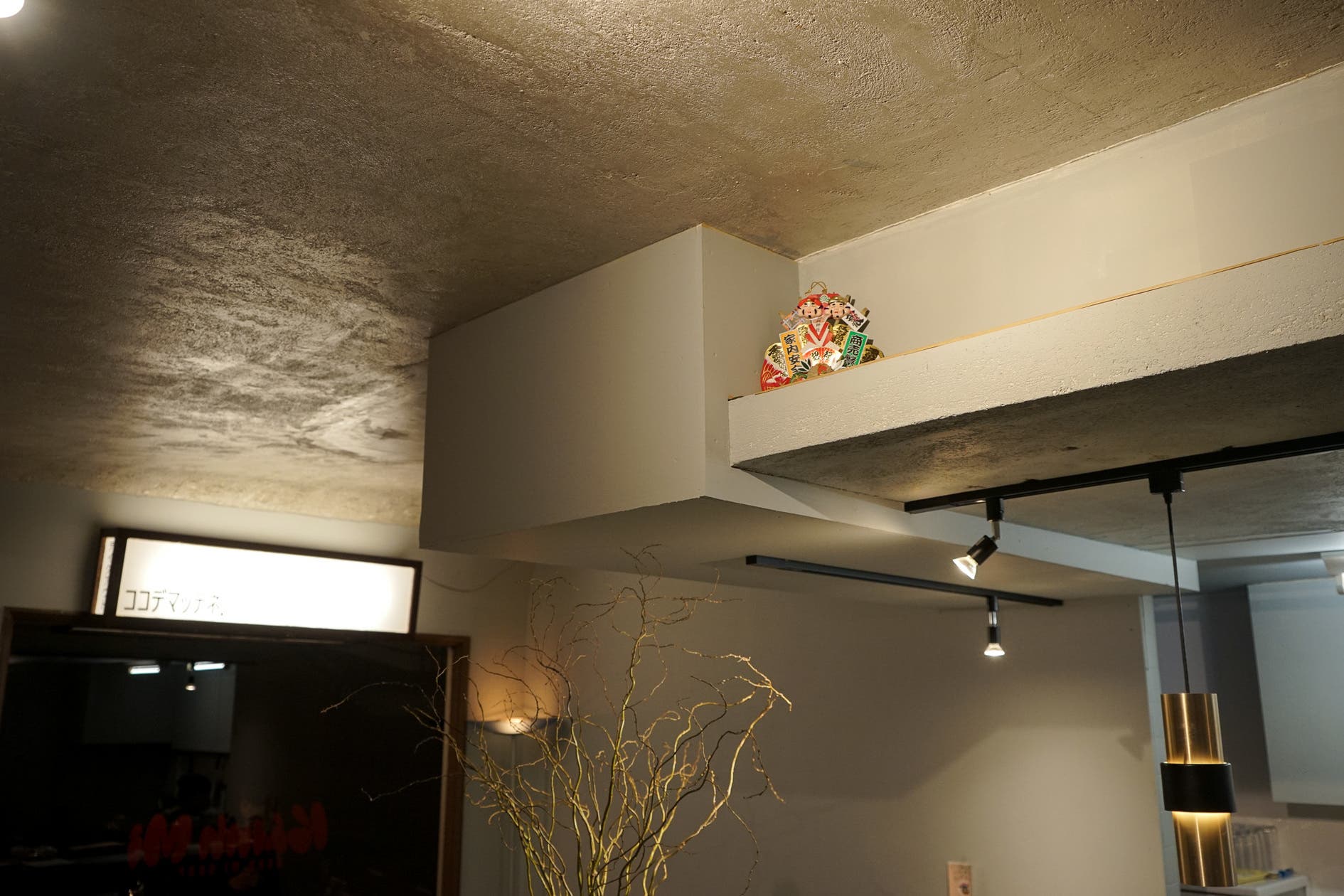 午前中照明いらず。自然光が差し込み、青のモールテックスが映える撮影空間の写真23