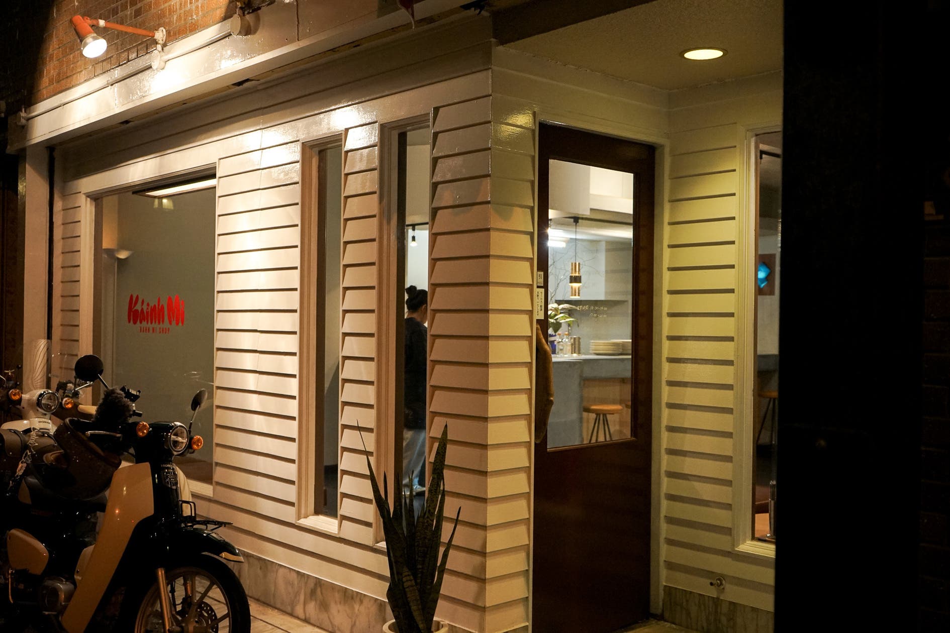 午前中照明いらず。自然光が差し込み、青のモールテックスが映える撮影空間の写真25