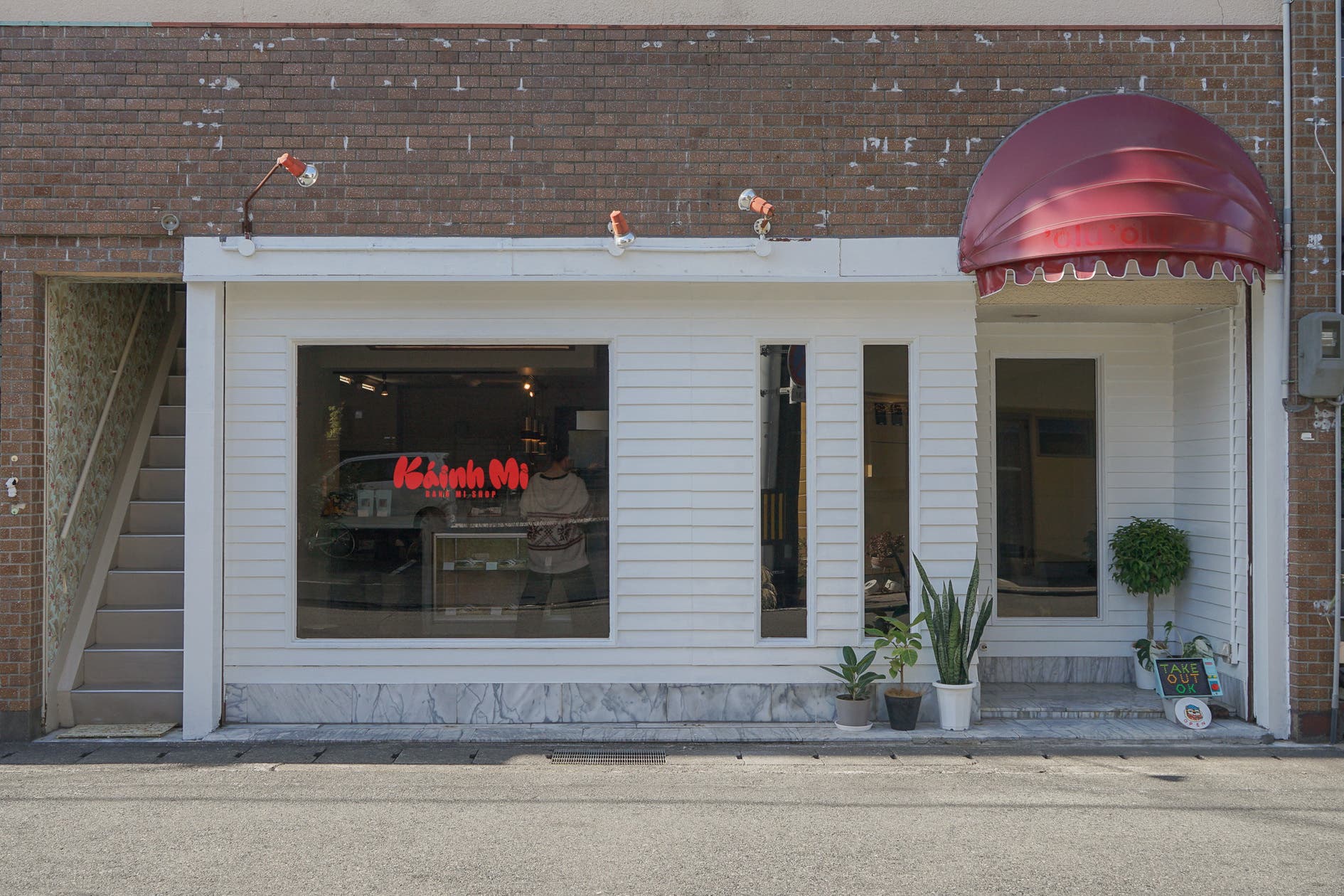 午前中照明いらず。自然光が差し込み、青のモールテックスが映える撮影空間の写真10