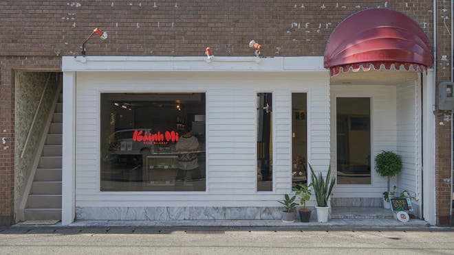 午前中照明いらず。自然光が差し込み、青のモールテックスが映える撮影空間の写真10