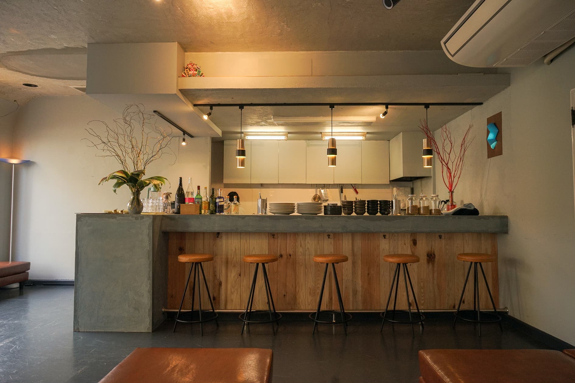 午前中照明いらず。自然光が差し込み、青のモールテックスが映える撮影空間の写真2