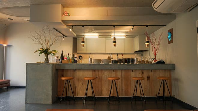 午前中照明いらず。自然光が差し込み、青のモールテックスが映える撮影空間の写真2