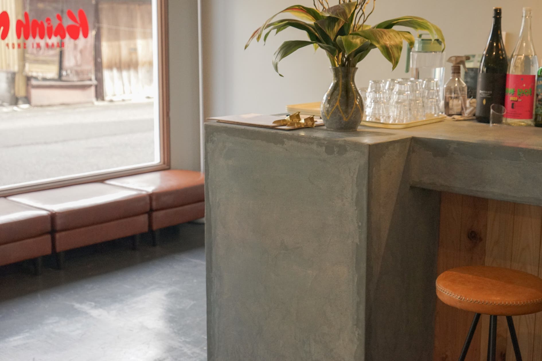 午前中照明いらず。自然光が差し込み、青のモールテックスが映える撮影空間の写真4